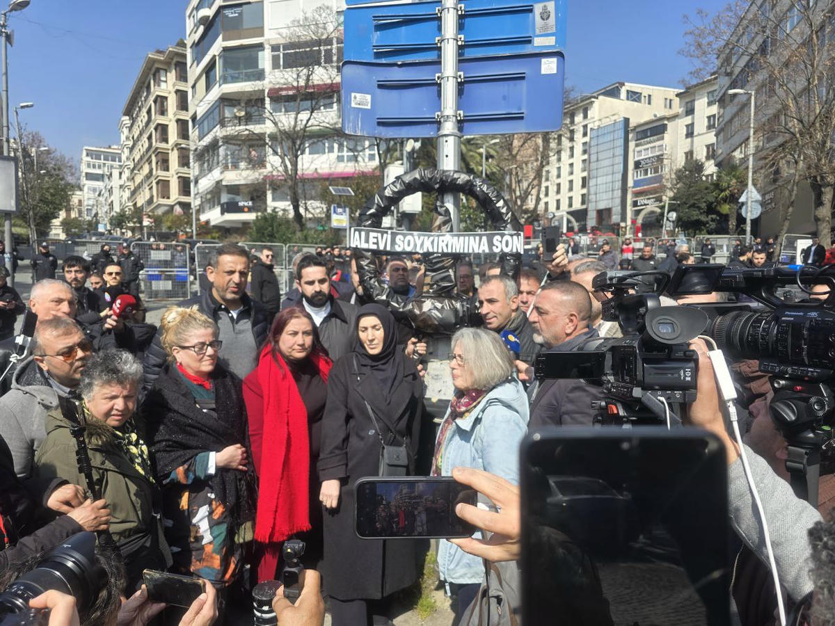 Alevi kurumları Suriye Başkonsolosluğu yakınına siyah çelenk bıraktı ...