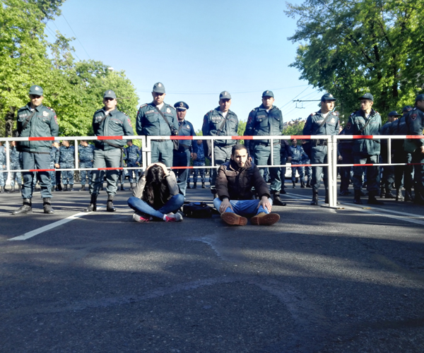 Yerevan'da Sarkisyan karşıtı gösteriler